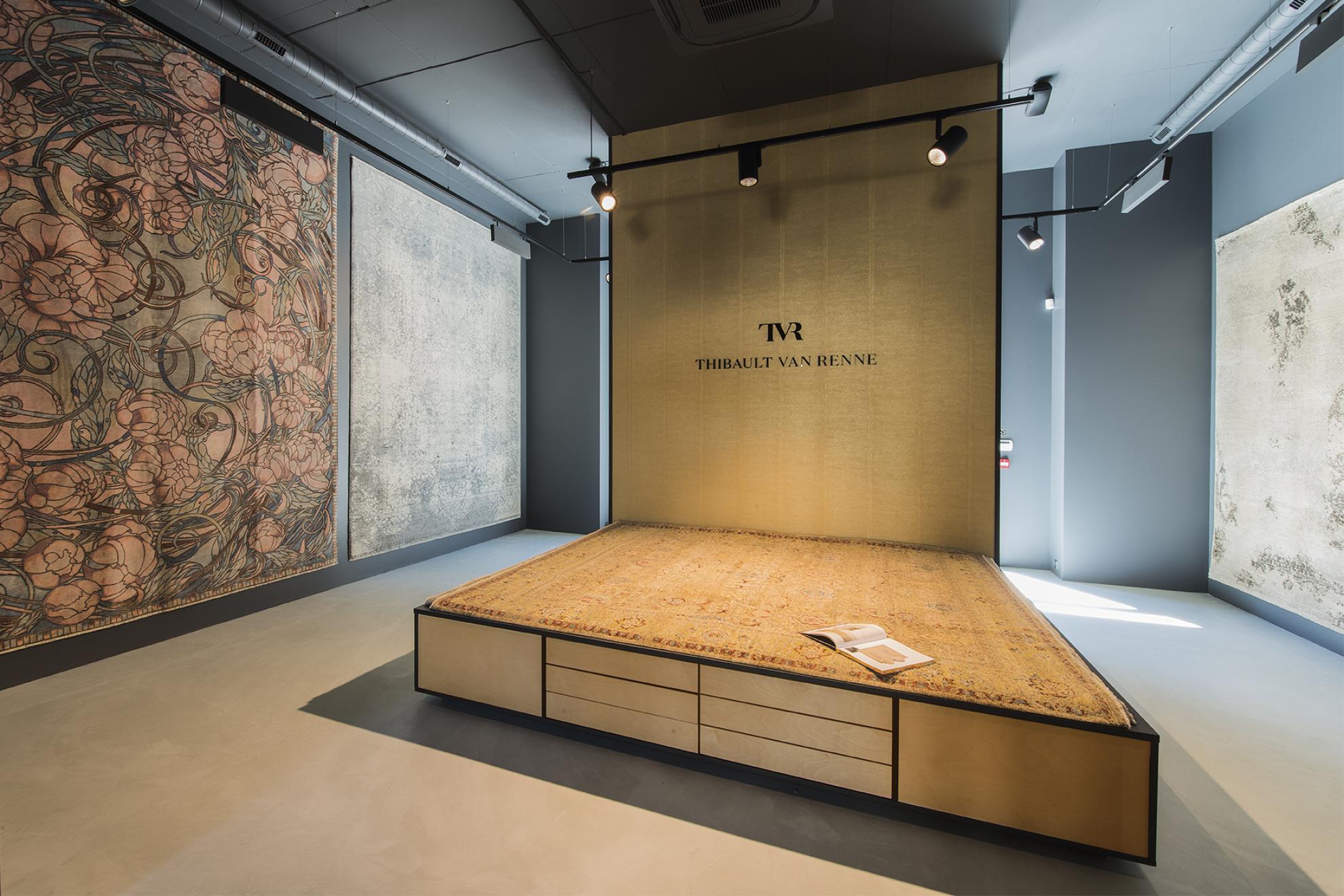 Meno kūriniams prilygstantys haute couture kilimai eksponuojami Vilniuje