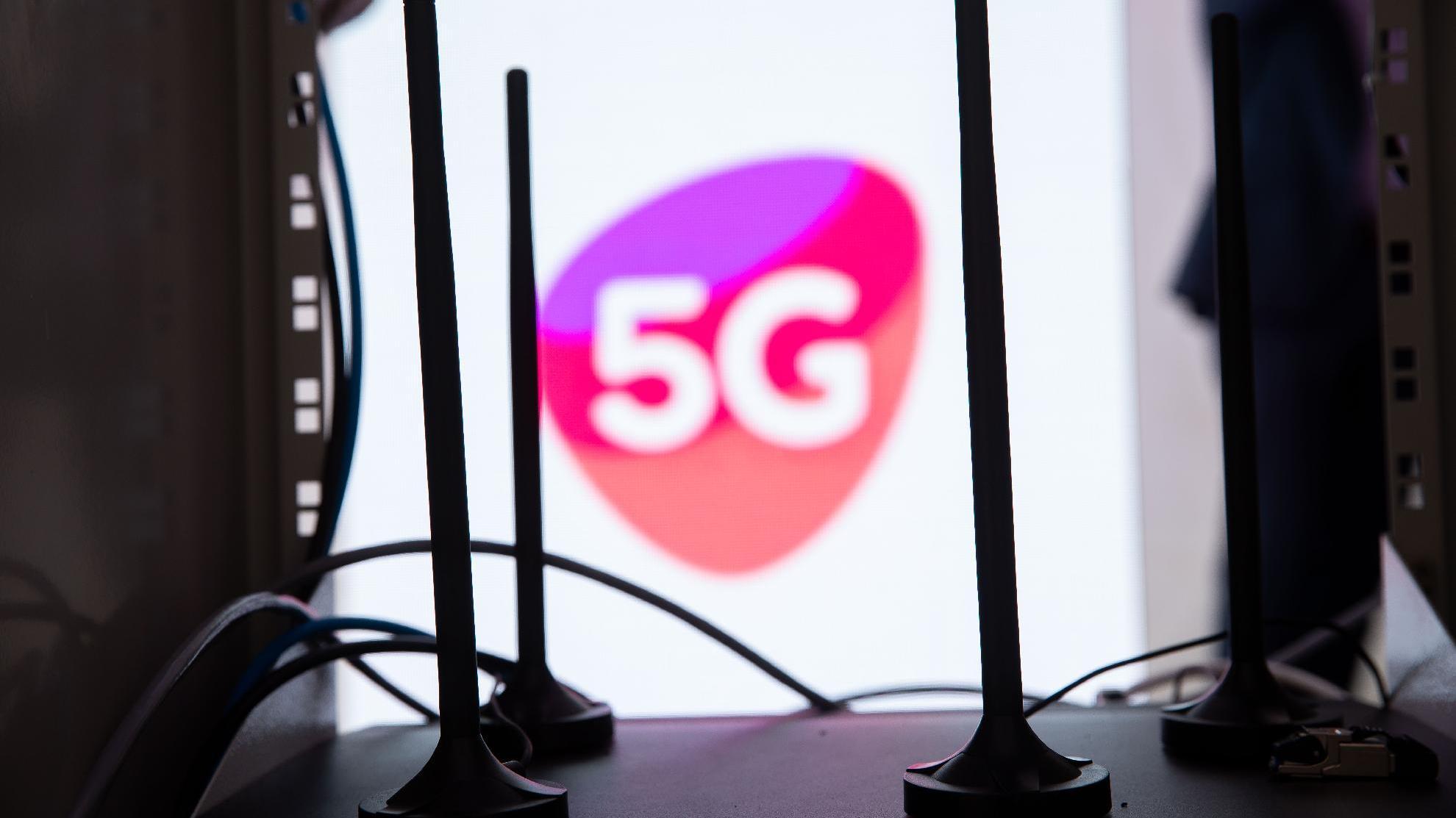 „Telia“: 5G plėtrą stabdo Kelių direkcija, parlamentarai išeitį siūlys pataisomis