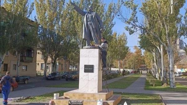 Maskvos primesta valdžia Ukrainos mieste vėl pastatė V. Lenino statulą