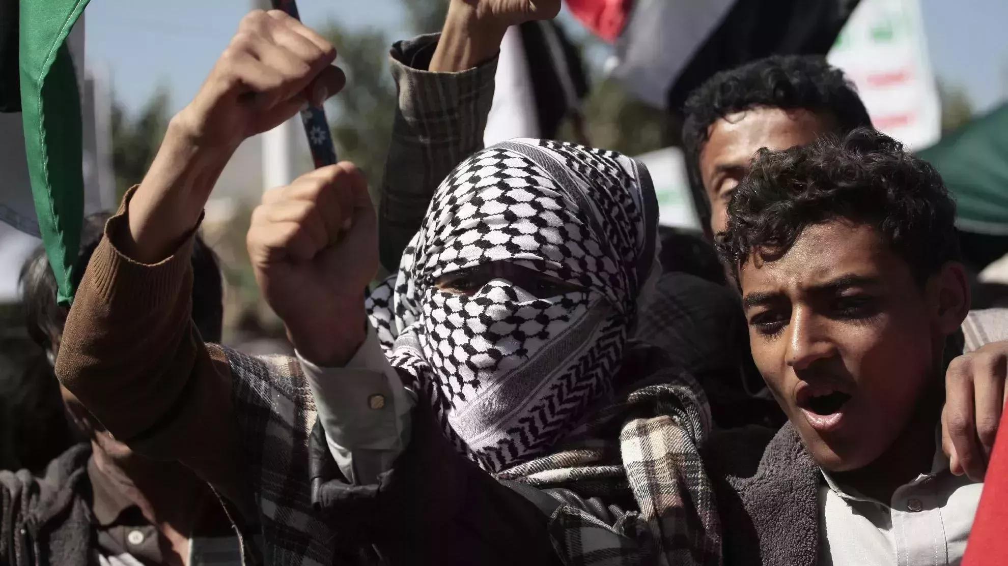 „Mirtis Amerikai, mirtis Izraeliui“: kas yra chaosą Raudonojoje jūroje ...